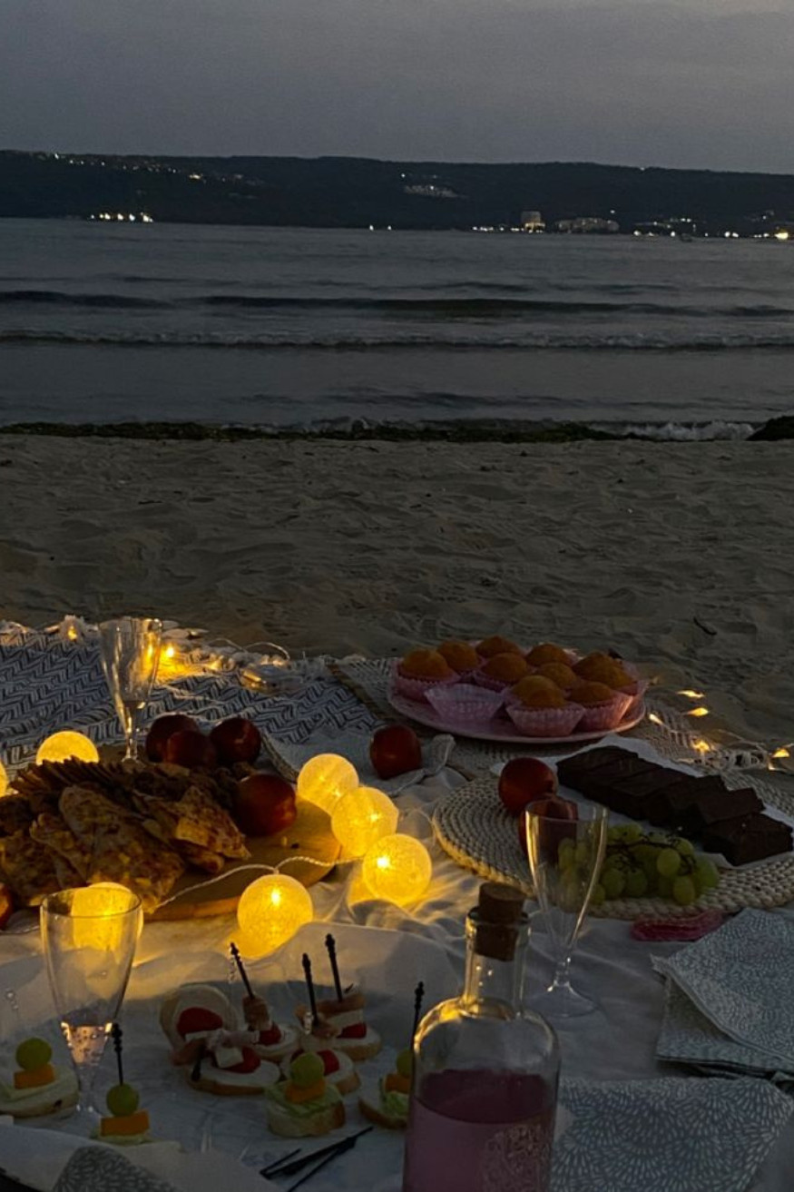 50 Unforgettably Adorable First Date Ideas For The Books!