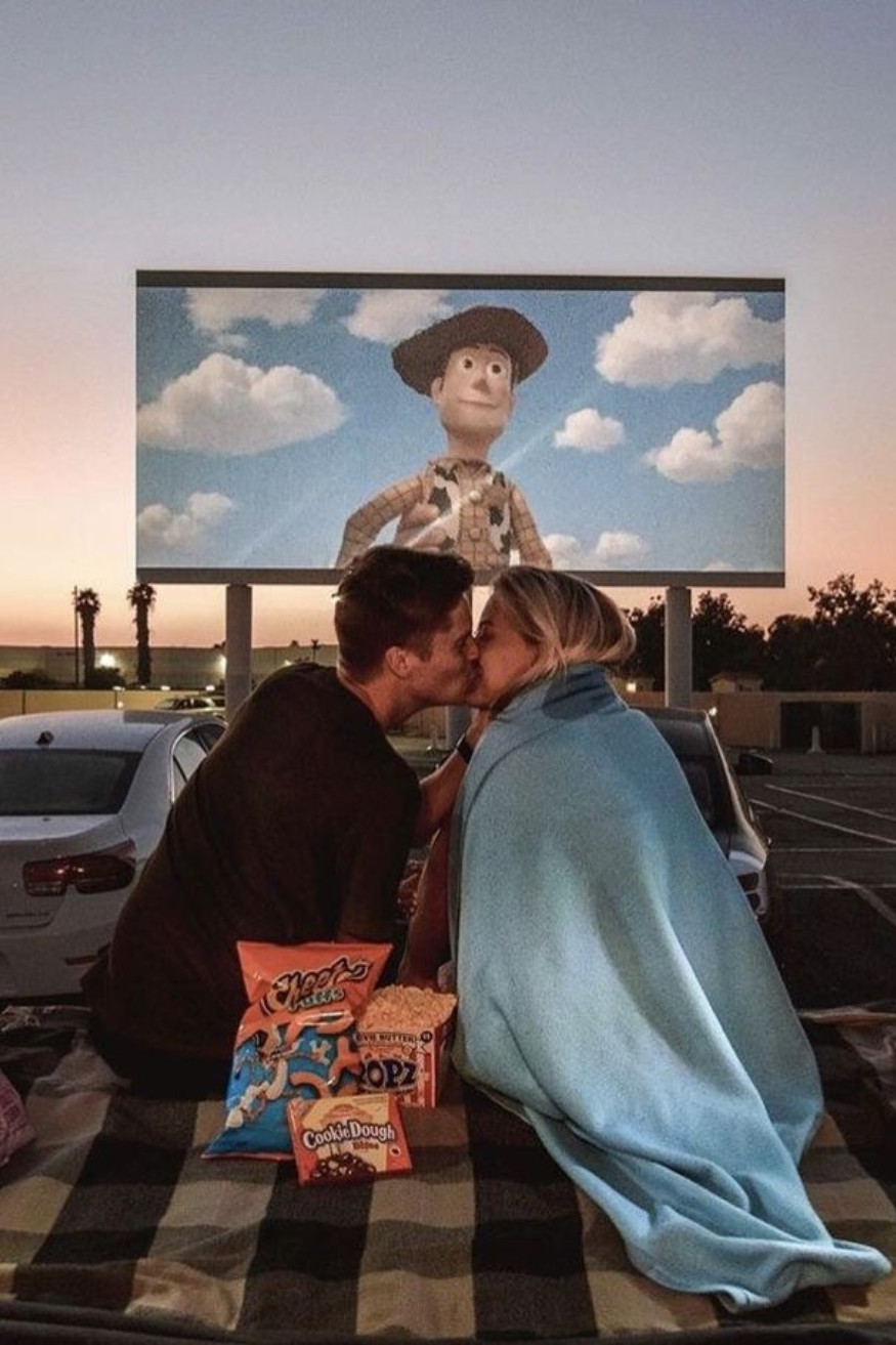 50 Unforgettably Adorable First Date Ideas For The Books!